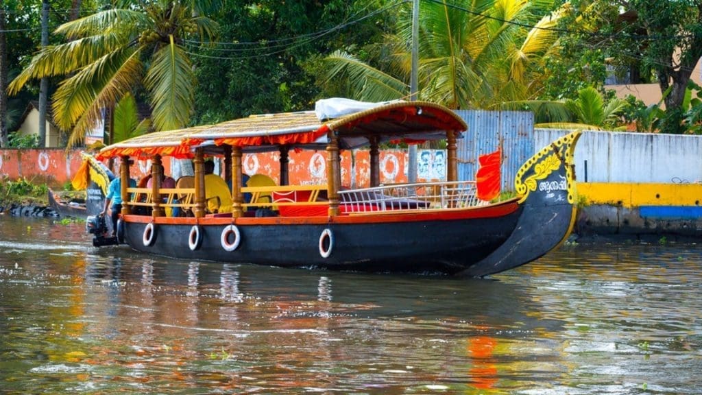 Shikara Boat In Alleppey-Pricing, Time, Cruise Options And Routes ...